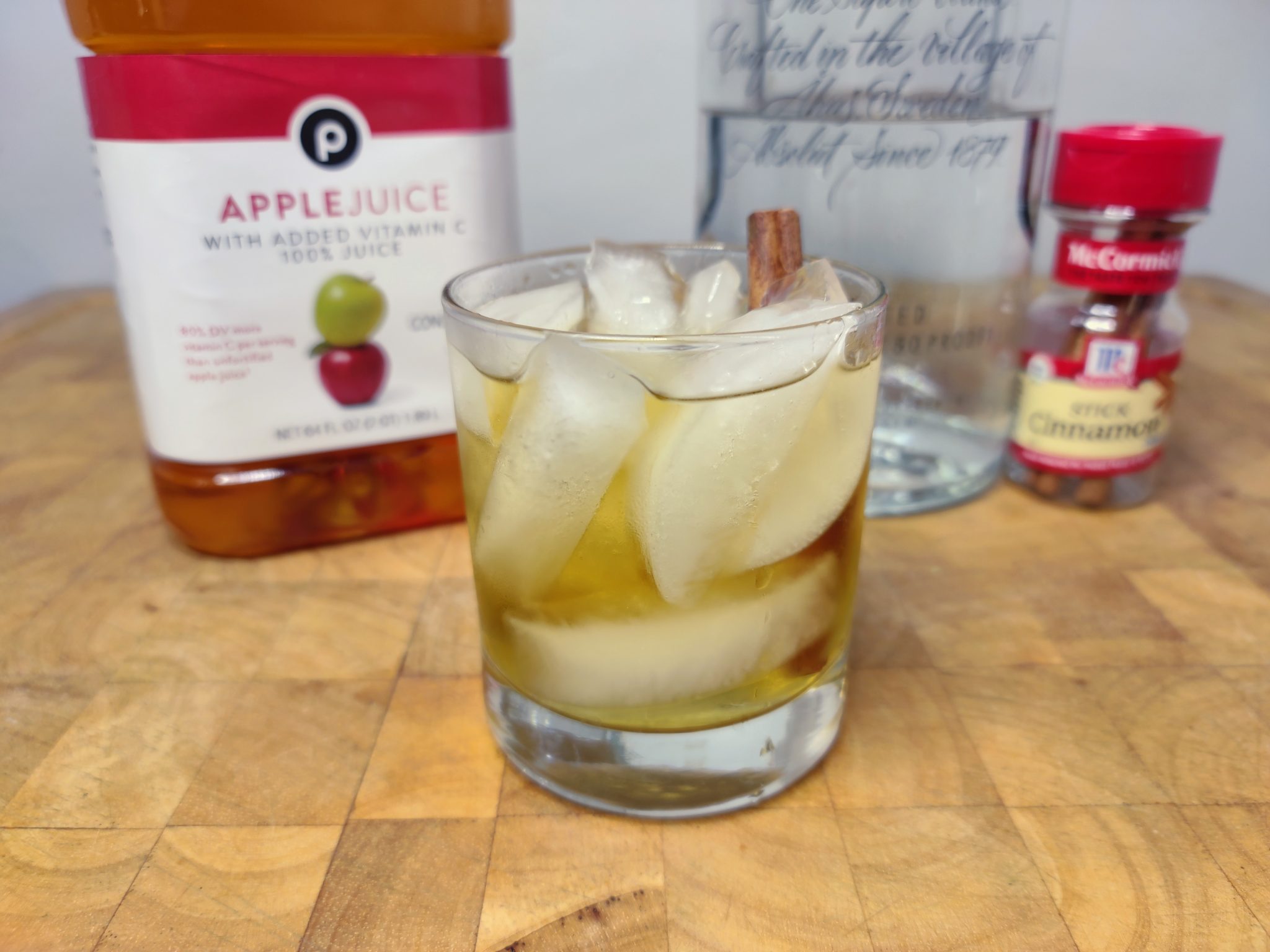 Vodka and Apple Juice: an easy apple sipper | Occasional Cocktails