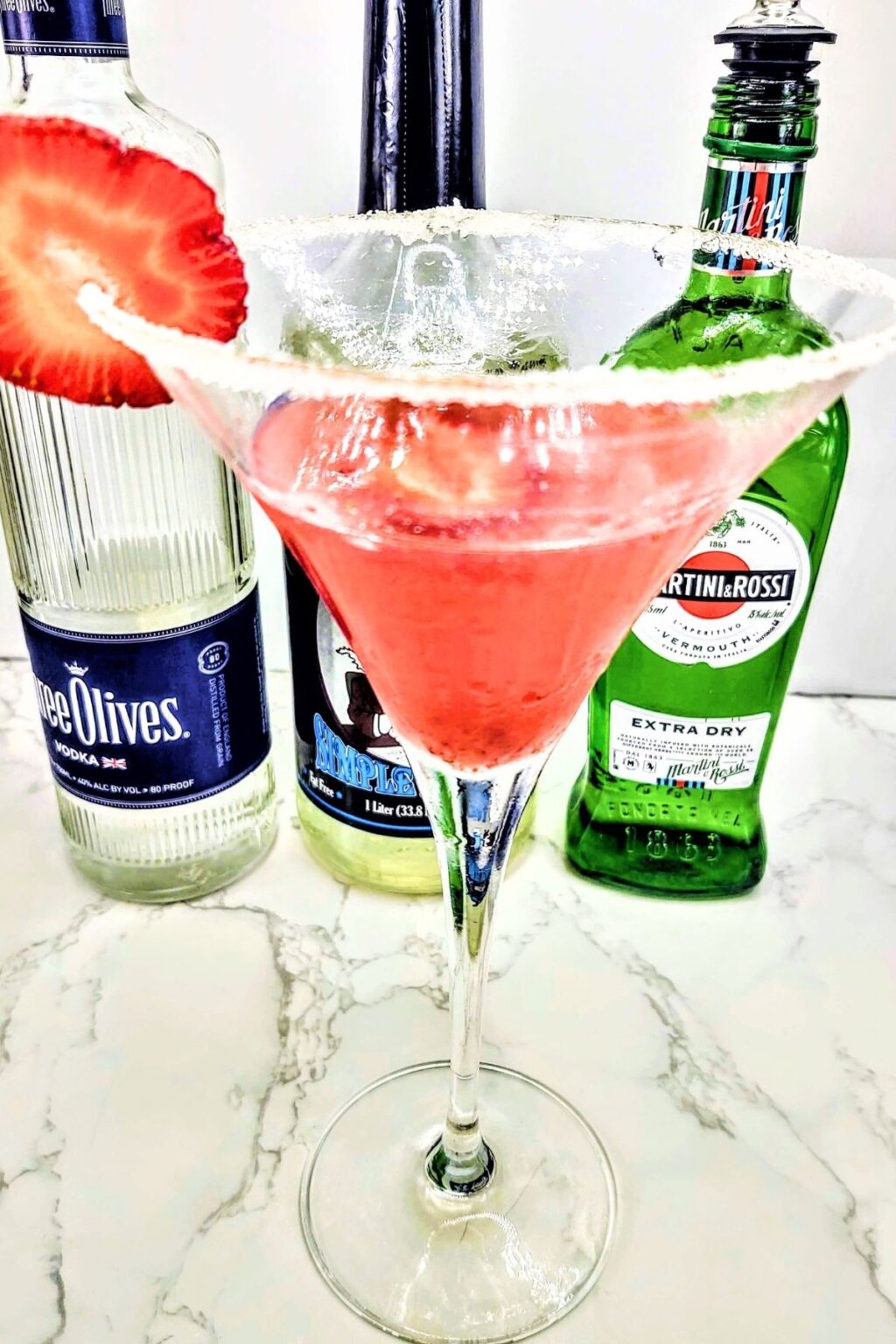 8+ Strawberry Cocktails Bursting With Fresh and Fruity Flavor ...